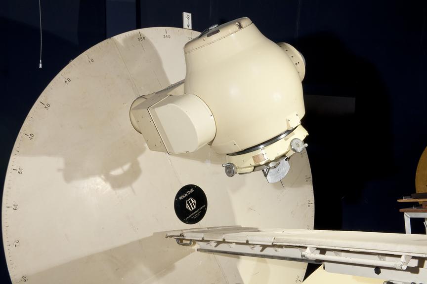 "Mobaltron 10000" cobalt teletherapy machine for radiotherapy | Science ...