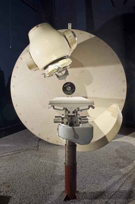 "Mobaltron 10000" cobalt teletherapy machine for radiotherapy | Science ...