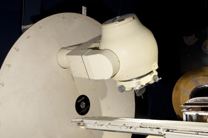 "Mobaltron 10000" cobalt teletherapy machine for radiotherapy | Science ...