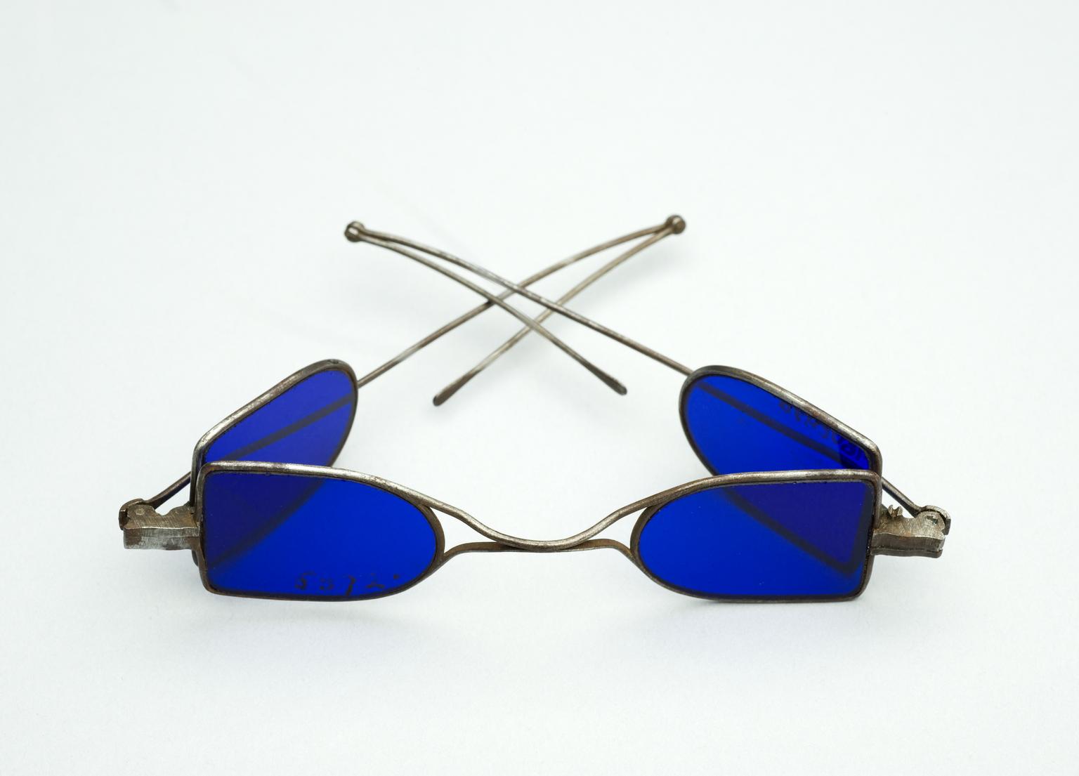 Turn pin spectacles with tinted, double folding lenses, France, 1790 ...