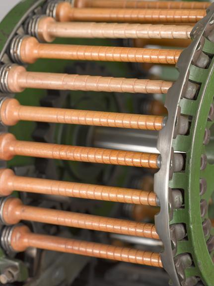 Northrop single-shuttle 'S' loom with automatic bobbin insertion ...