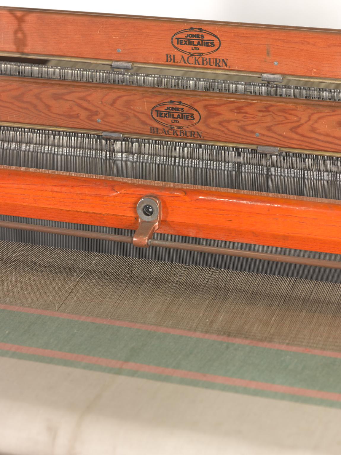 Northrop single-shuttle 'S' loom with automatic bobbin insertion ...