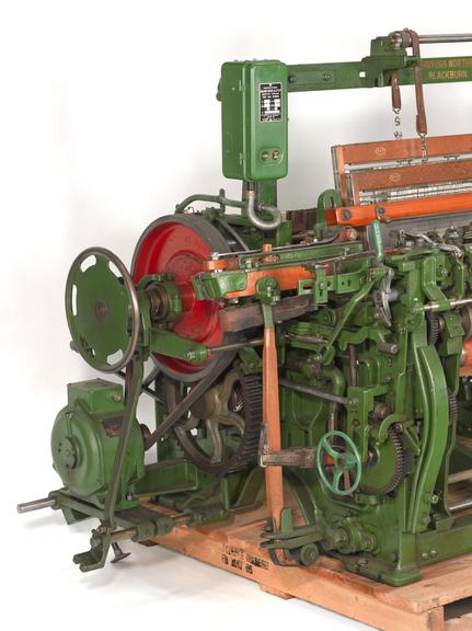 Northrop single-shuttle 'S' loom with automatic bobbin insertion ...