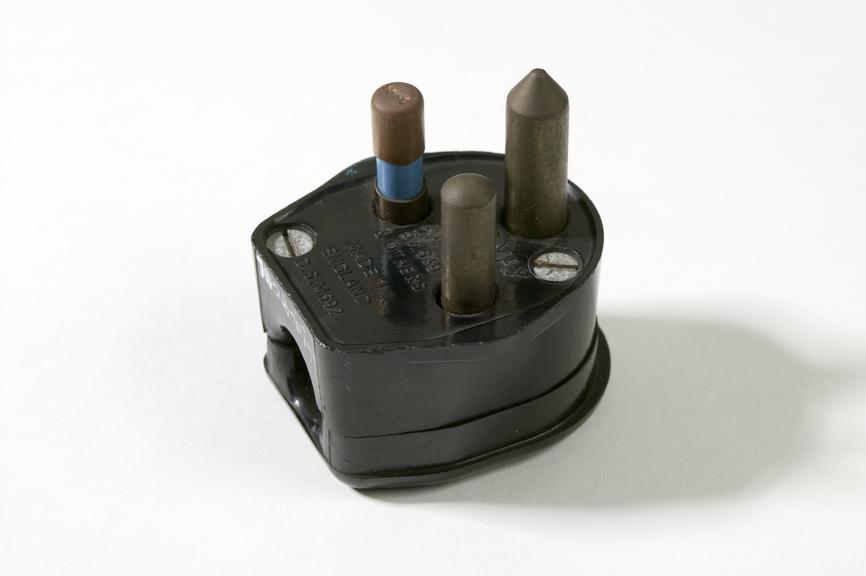 Three-pin electric plug made by Dorman & Smith Ltd | Science Museum ...