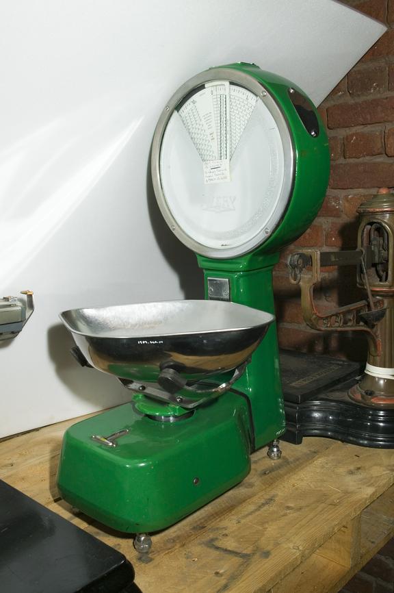 10lb self-indicating scale | Science Museum Group Collection