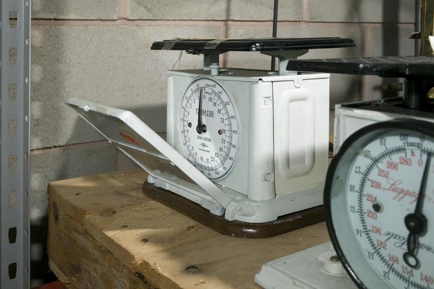 'Belmont' personal self-indicating scale fitted with reverse mirror ...