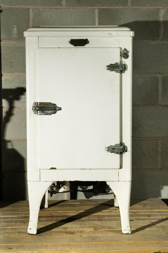 L22 Gas Refrigerator | Science Museum Group Collection