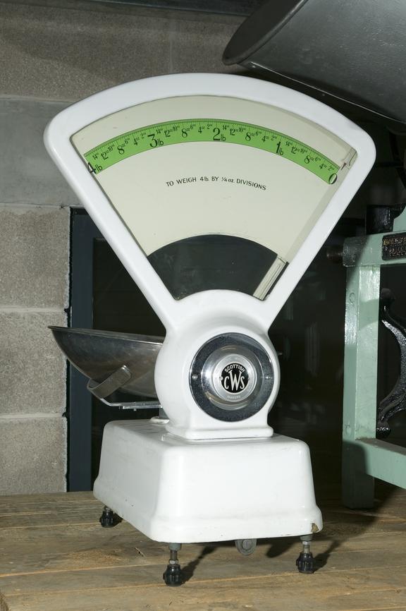 4lb automatic counter scale | Science Museum Group Collection