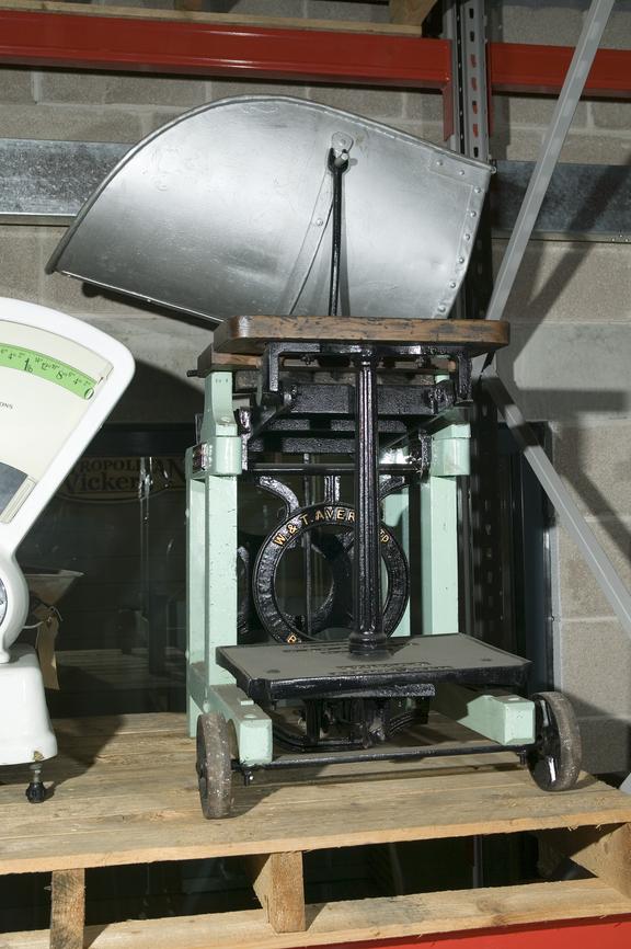 2-cwt deadweight weighing machine | Science Museum Group Collection