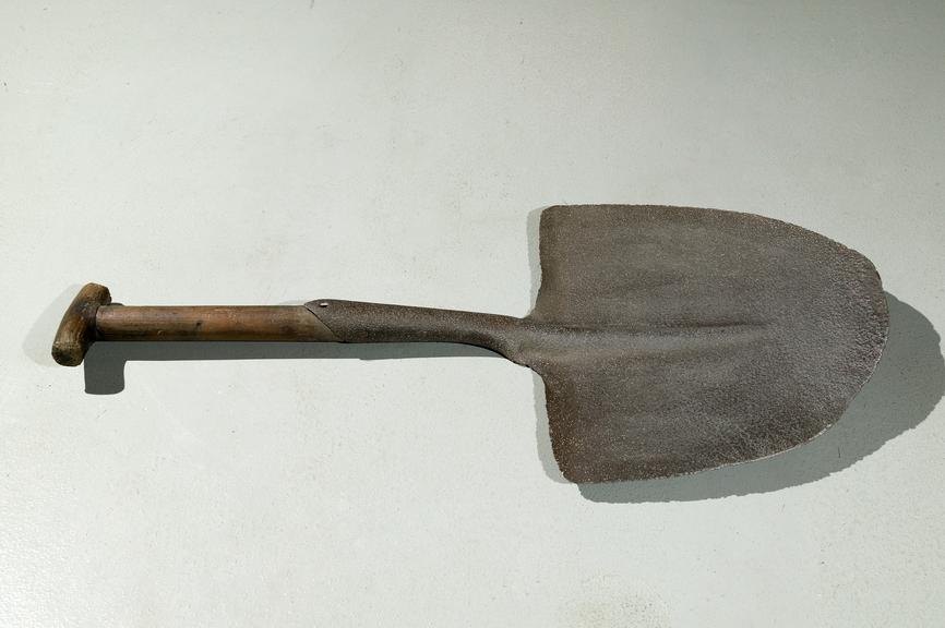 Coal trimmer's shovel, c.1940 | Science Museum Group Collection