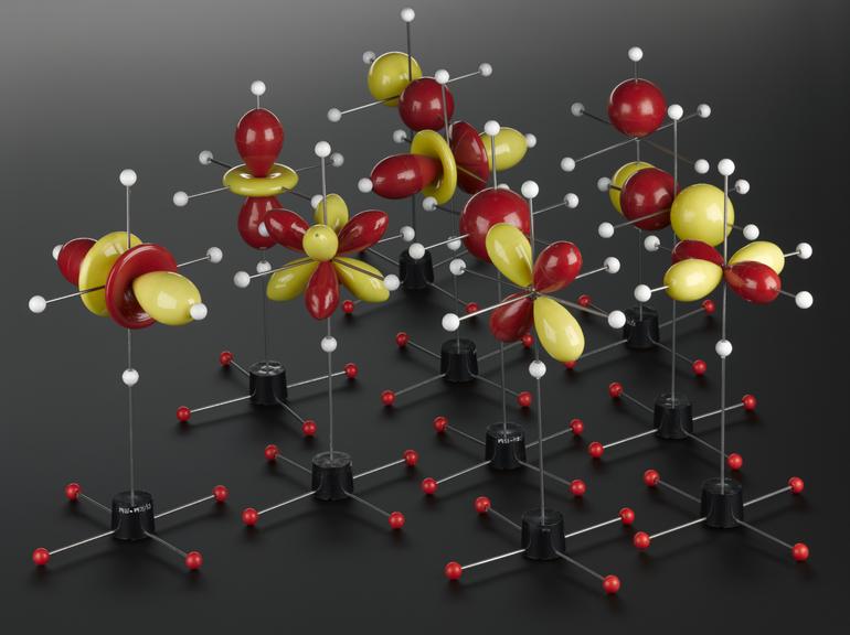 Model illustrating s orbitals in molecular orbital theory and crystal ...