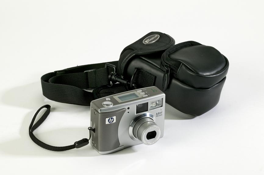 HP Photosmart 735 digital camera and carrying case made by Hewlett ...