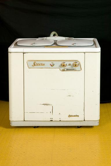 Twin Tub Washing Machine | Science Museum Group Collection