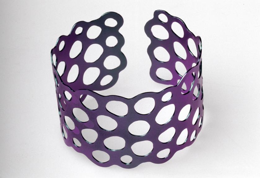 Shot green/purple tantalum bangle, 1976. | Science Museum Group Collection
