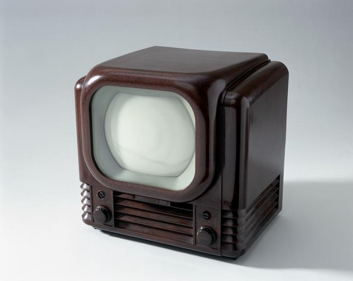 Bush TV22 television receiver, in 'walnut' bakelite case | Science ...