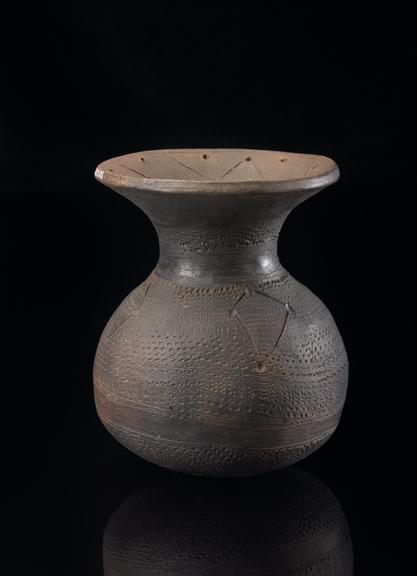 Pottery burial vase | Science Museum Group Collection