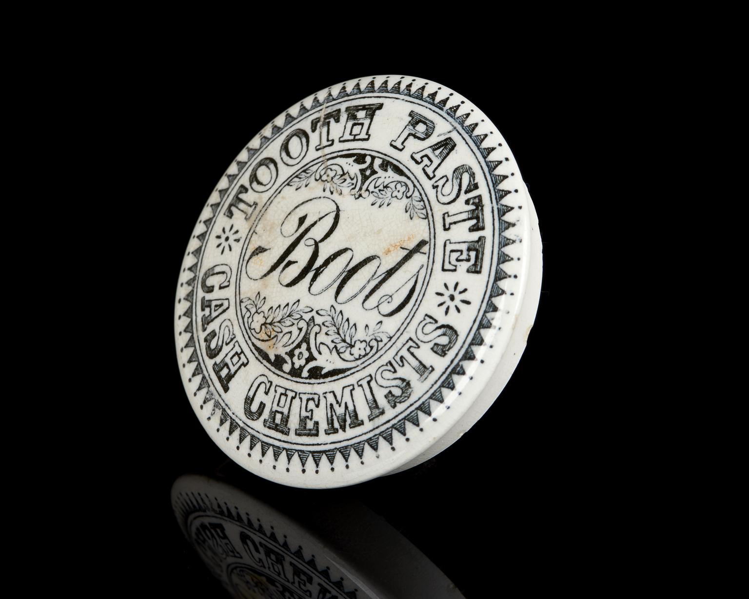 Ceramic pot lid for tooth paste | Science Museum Group Collection