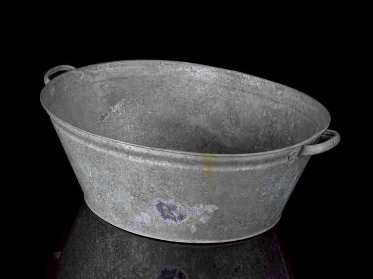 Galvanised bath | Science Museum Group Collection