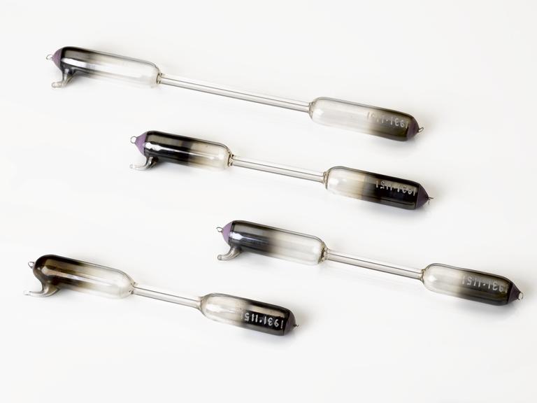 Five vacuum tubes of helium from various minerals | Science Museum ...