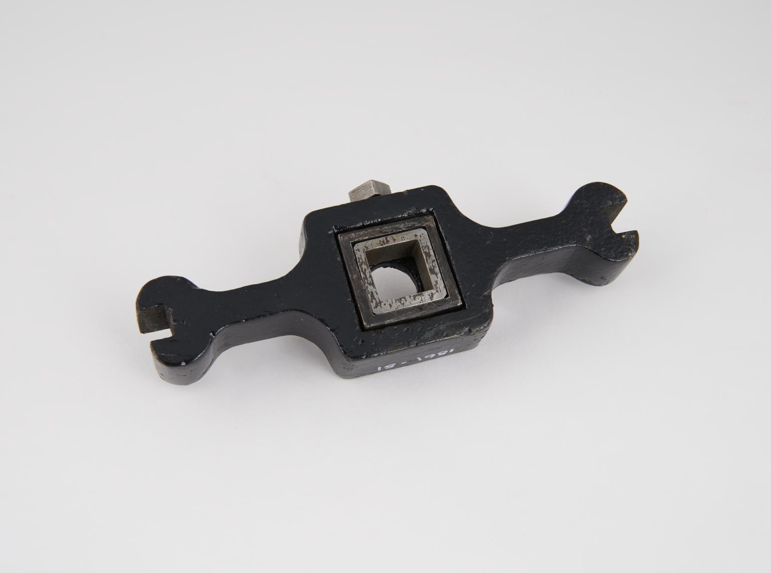 Screw cutting turret lathe, hand-powered, with four accessories ...