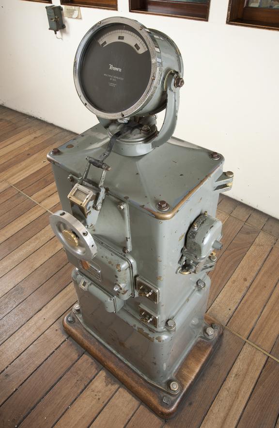 Auto Helmsman steering control unit on mahogany stand | Science Museum ...