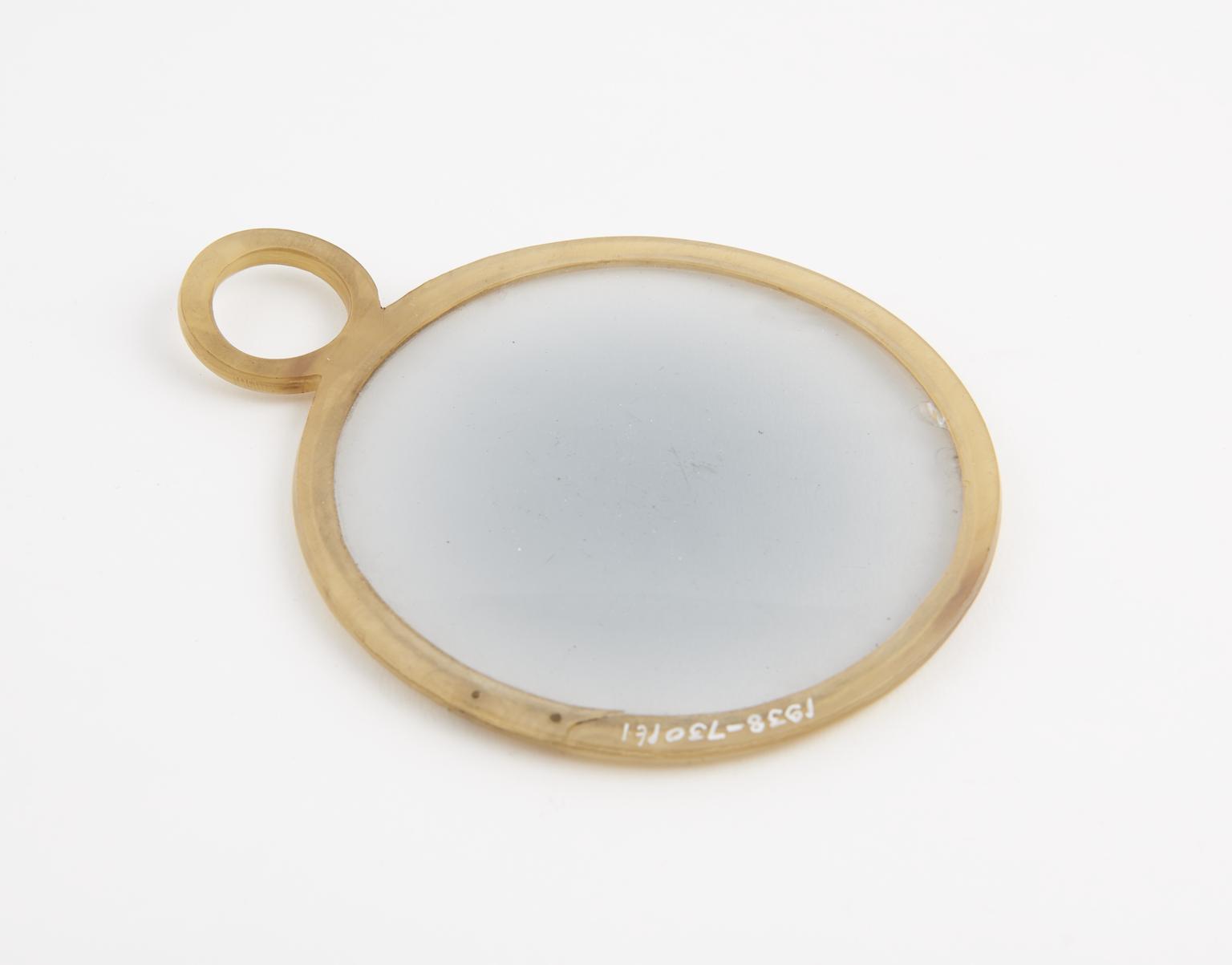 Horn reading lens with handle | Science Museum Group Collection