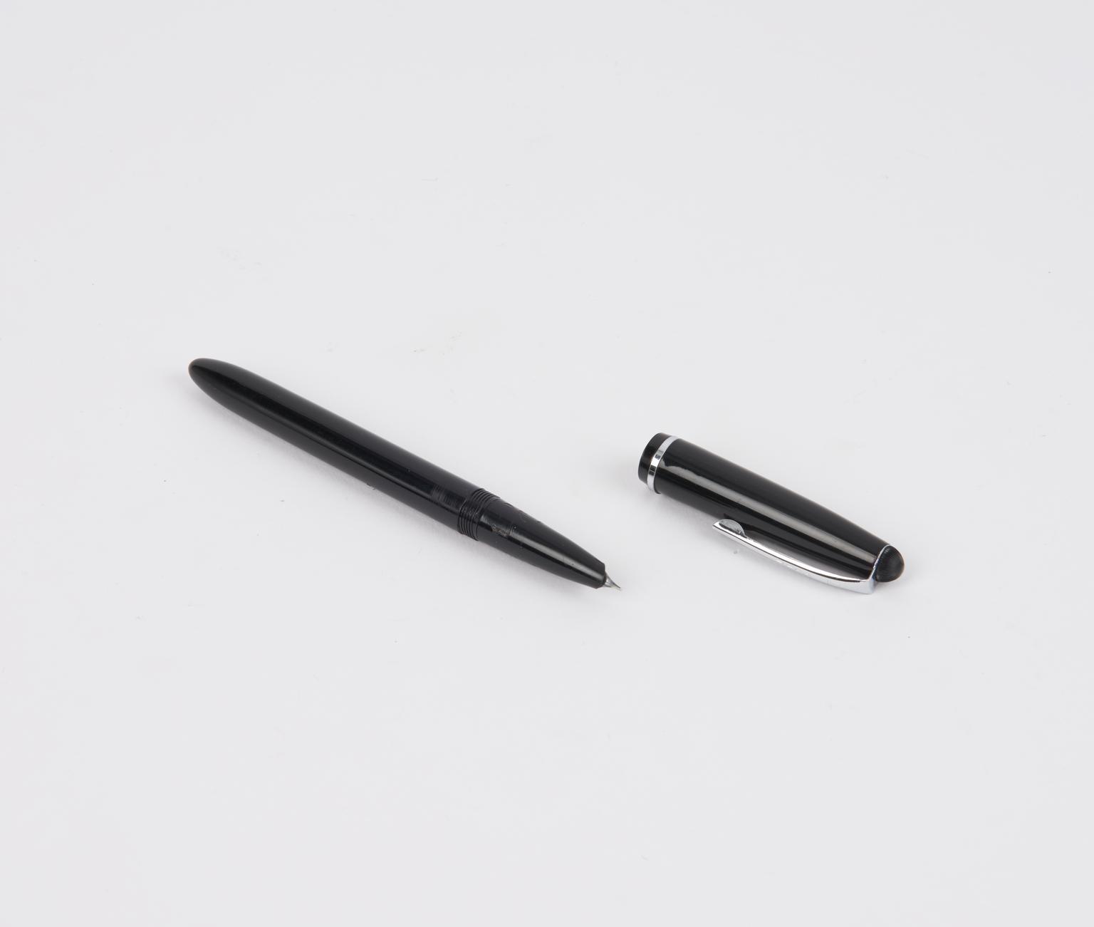 3 Fountain pens: Platignum "Varsity", Platignum (un-named), Parker ...