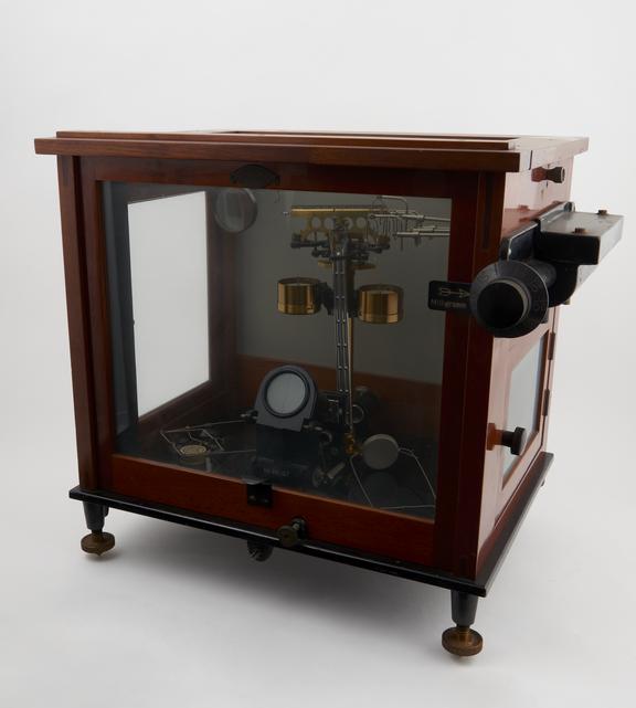 Microbalance no.68097 by Sartorius Werke | Science Museum Group Collection