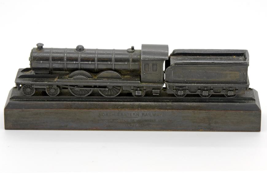 Paperweight, in the form of North Eastern Railway 4-4-4 locomotive ...