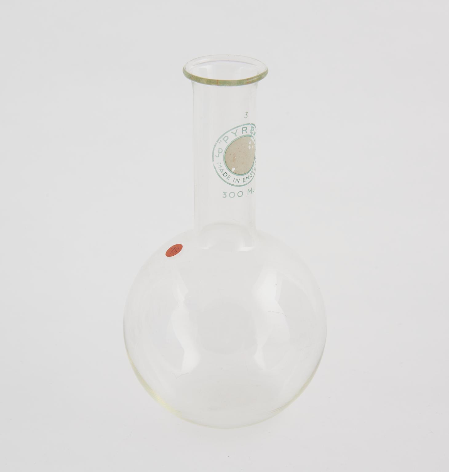 Flat bottomed round flask with long neck and lip | Science Museum Group ...