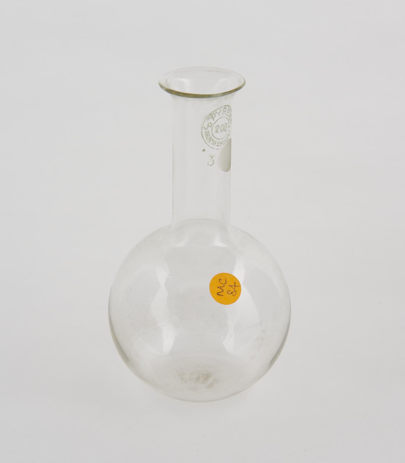 Flat bottomed round flask with long neck and lip | Science Museum Group ...