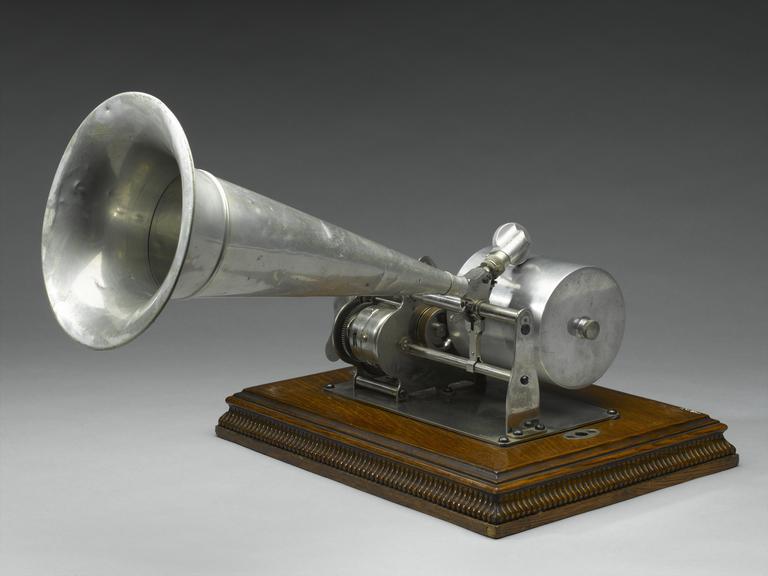 Columbia type AB graphophone with aluminium floating reproducer ...