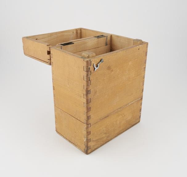 Meteorograph carrying case, 1900-1930. | Science Museum Group Collection