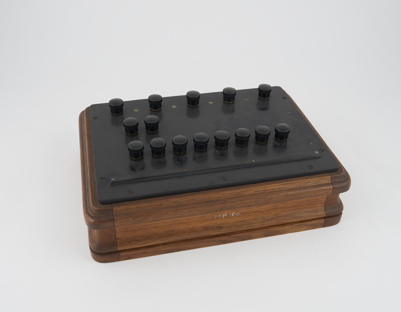 Voltage divider box | Science Museum Group Collection