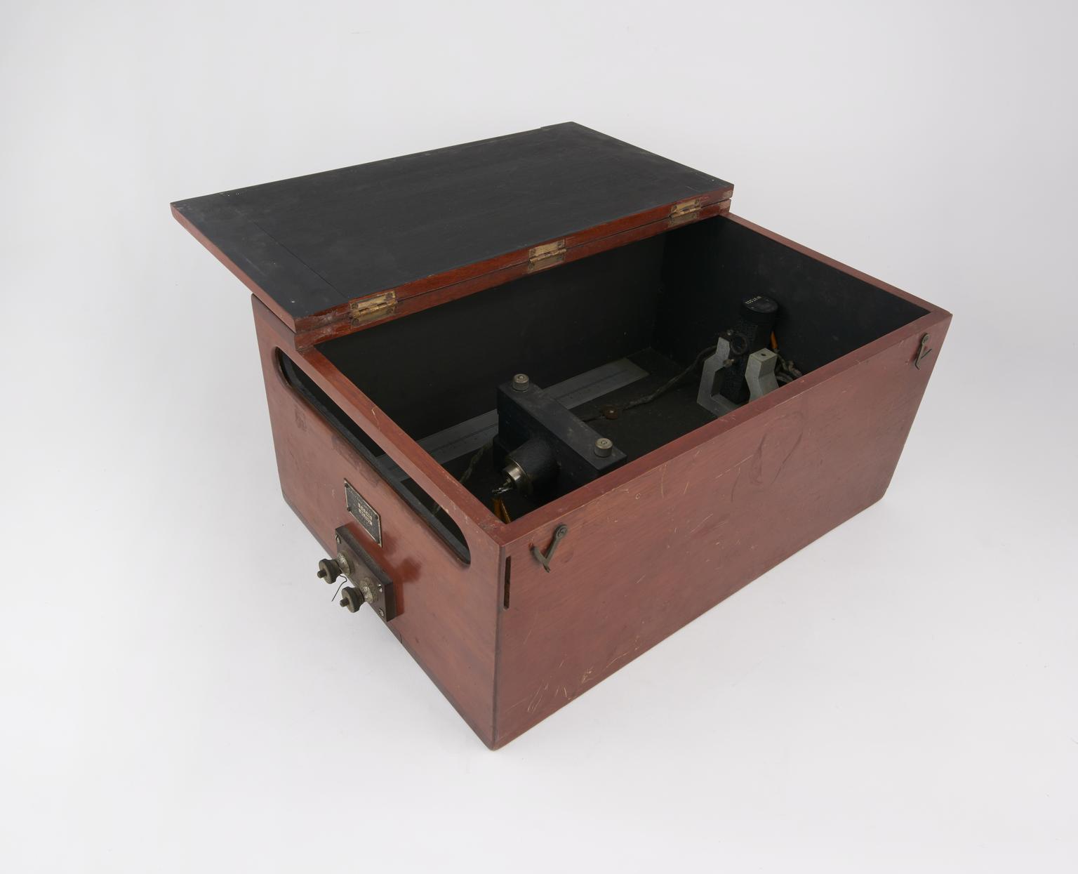 Moving-coil reflecting galvanometer type SS.5.45 by H. Tinsley & Co ...