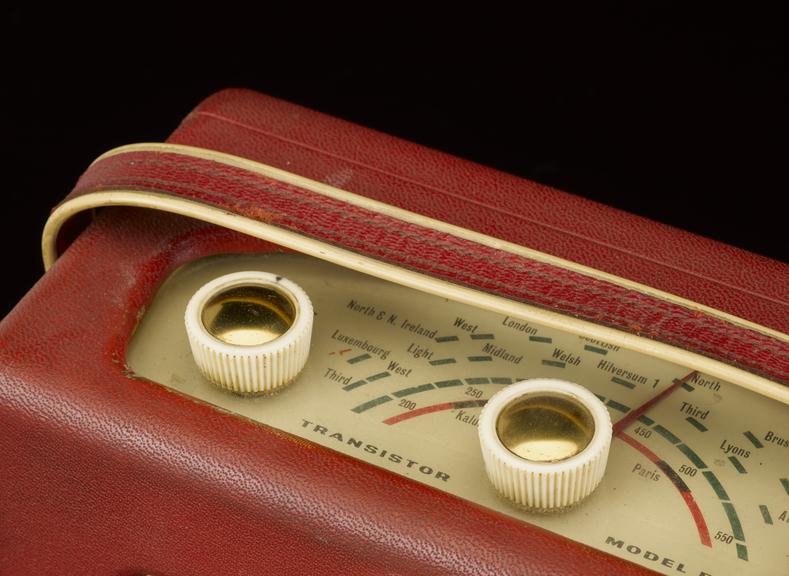 Roberts transistor radio receiver Type R200 | Science Museum Group ...