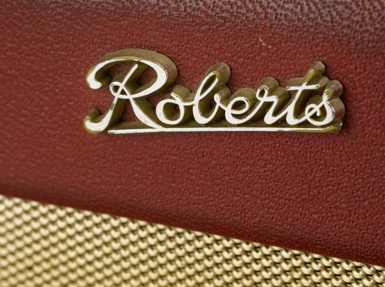 Roberts transistor radio receiver Type R200 | Science Museum Group ...