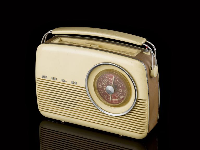 Portable transistor radio set | Science Museum Group Collection