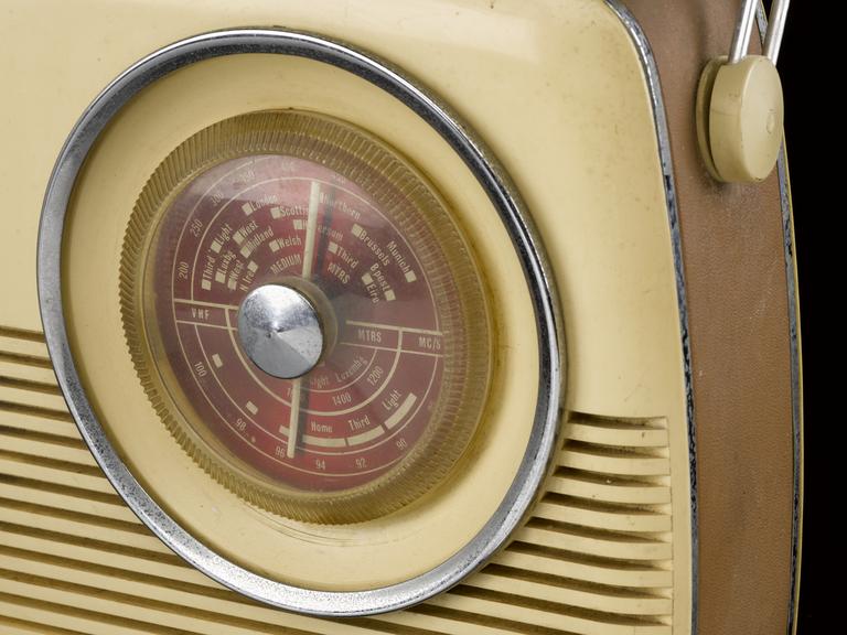 Portable transistor radio set | Science Museum Group Collection