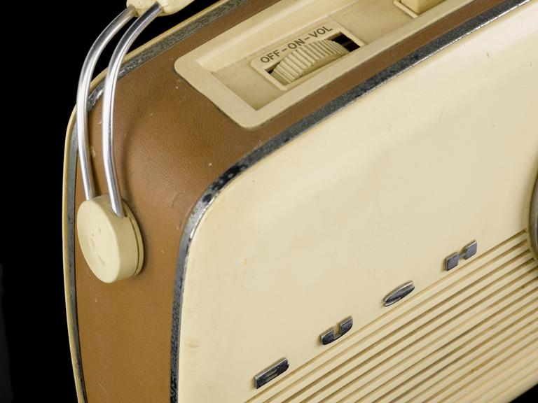 Portable transistor radio set | Science Museum Group Collection