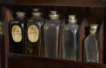 Medicine chest belonging to Edward Jenner | Science Museum Group Collection