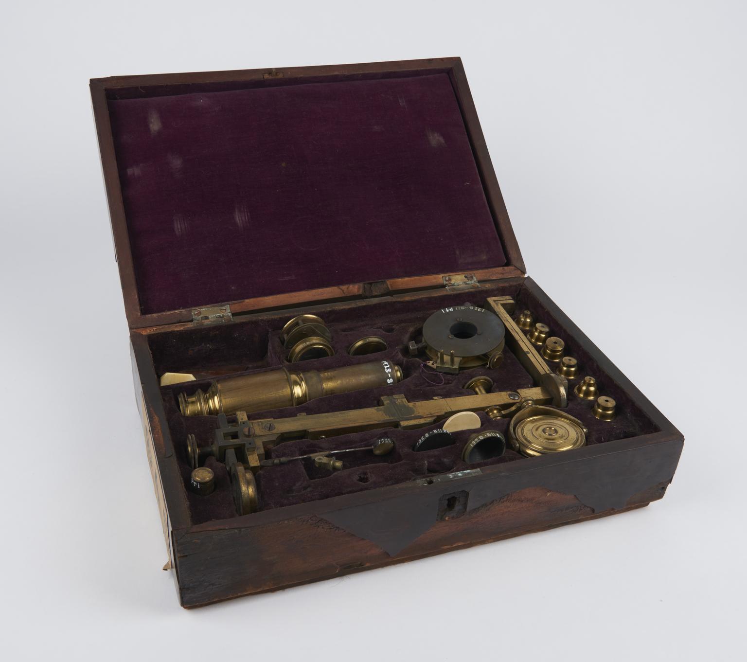 Tiedmann microscope (unsigned) in case (c 1780-1820) | Science Museum Group Collection