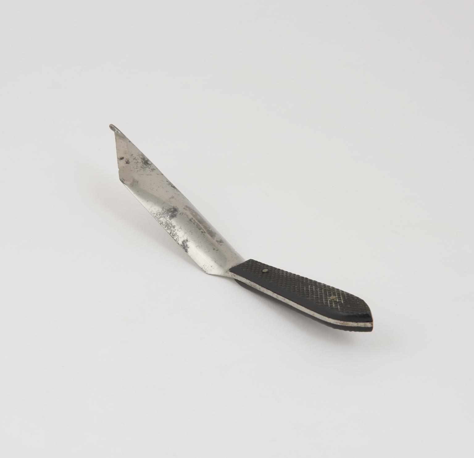 Lithotomy gorget with proximal cutting edge and ebony handle, 1781-1890 ...