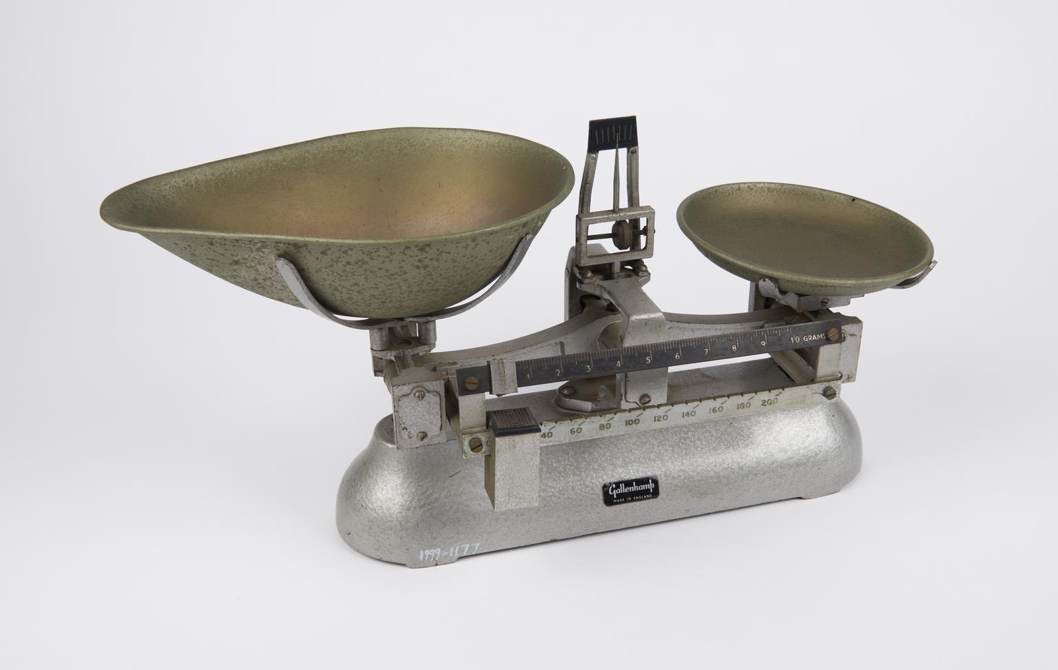 Twin-pan equal arm balance | Science Museum Group Collection