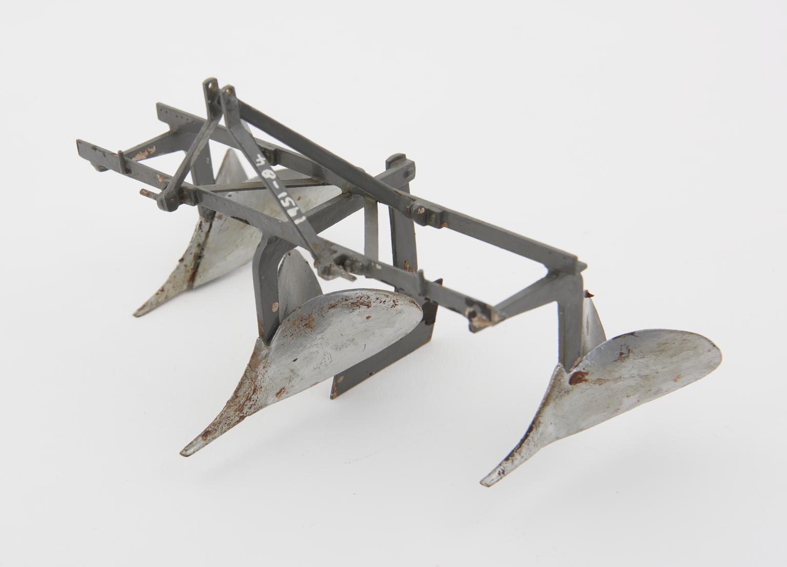 1:12 scale model of a mounted ridger | Science Museum Group Collection