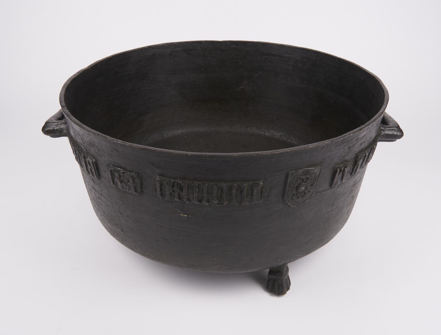 Exchequer standard bushel measure of King Henry VII, 1495-1497 ...