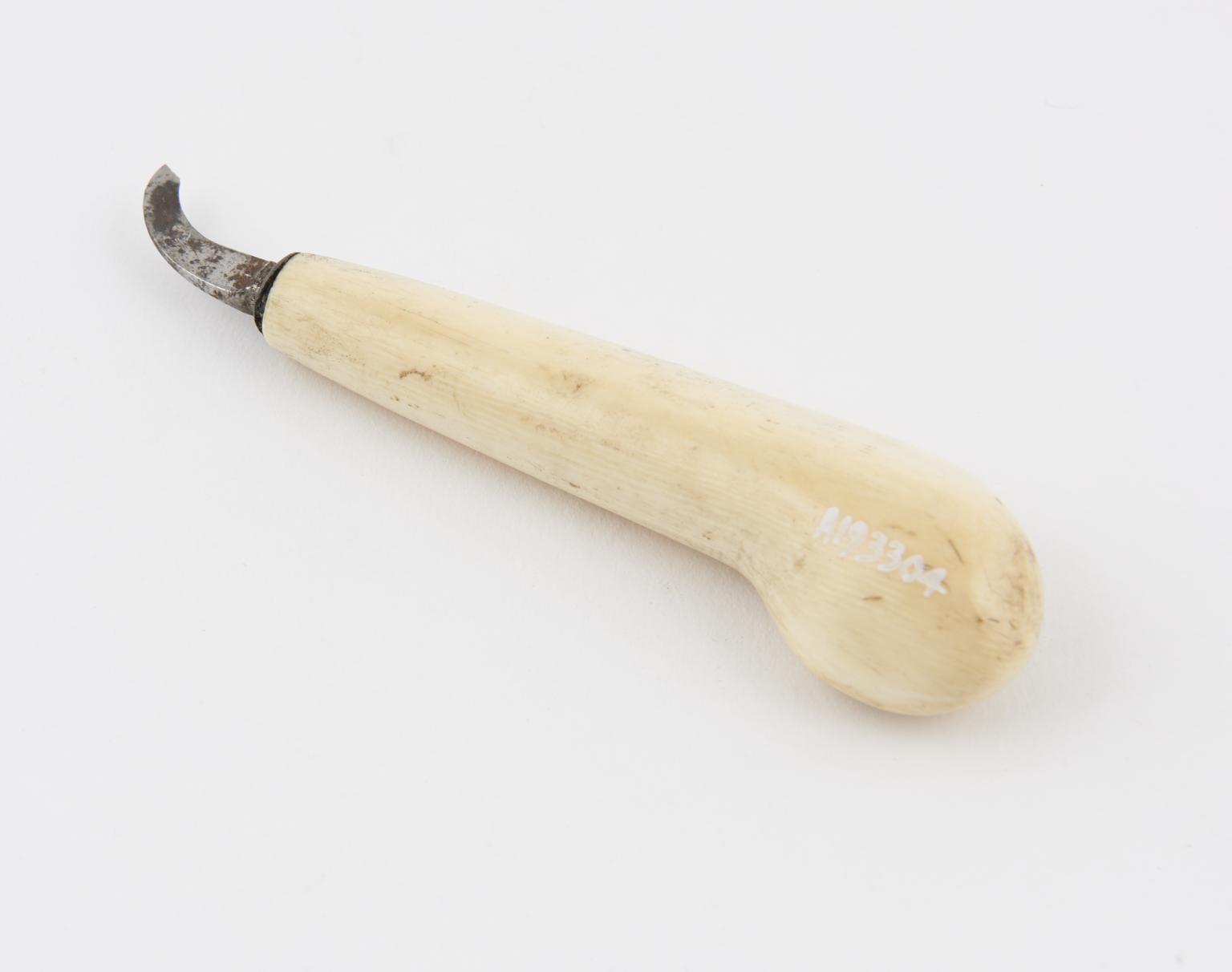 Short curved lancet in ivory handle | Science Museum Group Collection