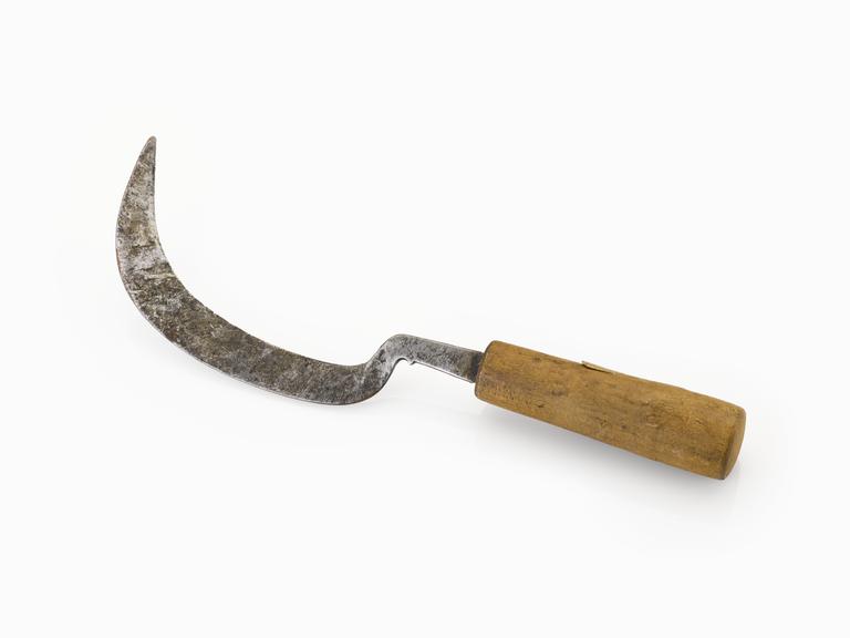 Serrated sickle used for rice harvesting | Science Museum Group Collection