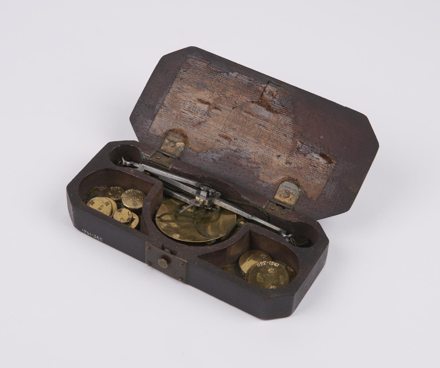 Coin balance, with weights for guinea, moidore and portugal-pieces, in ...