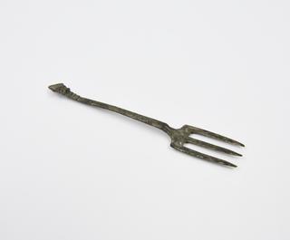 Three pronged fork with triangular ribbed knop in horsefoot style ...